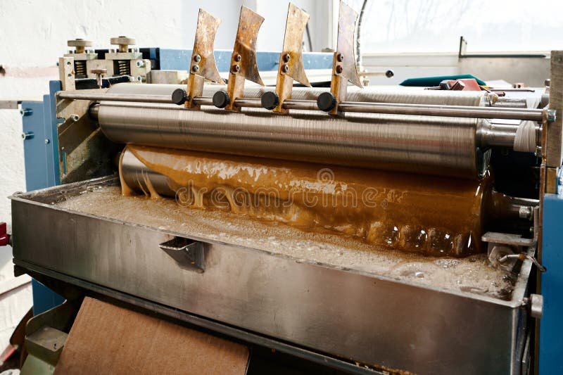 Innovative Glue-spreading Machine Efficiently Applying Hot Adhesive in ...