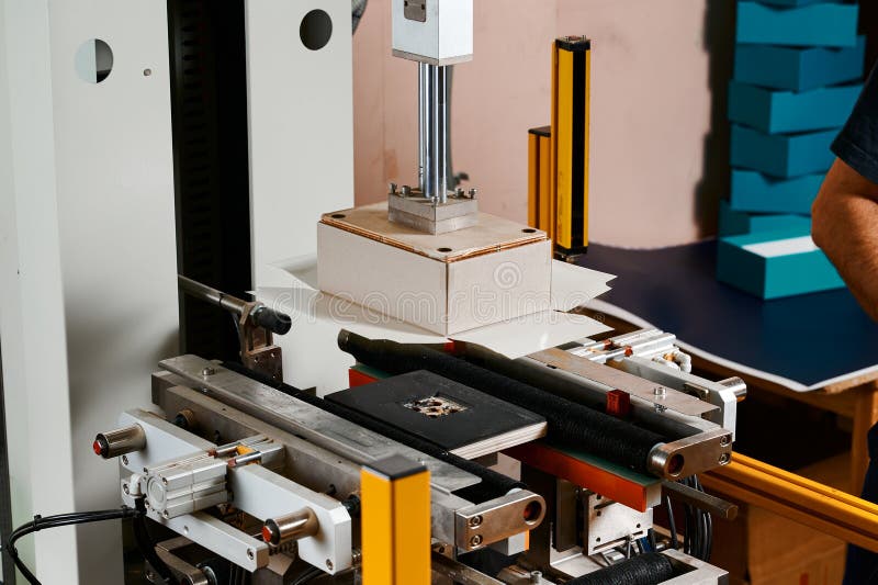 Innovative Semi-automatic Wrapping Machine Packaging Rectangular Boxes ...