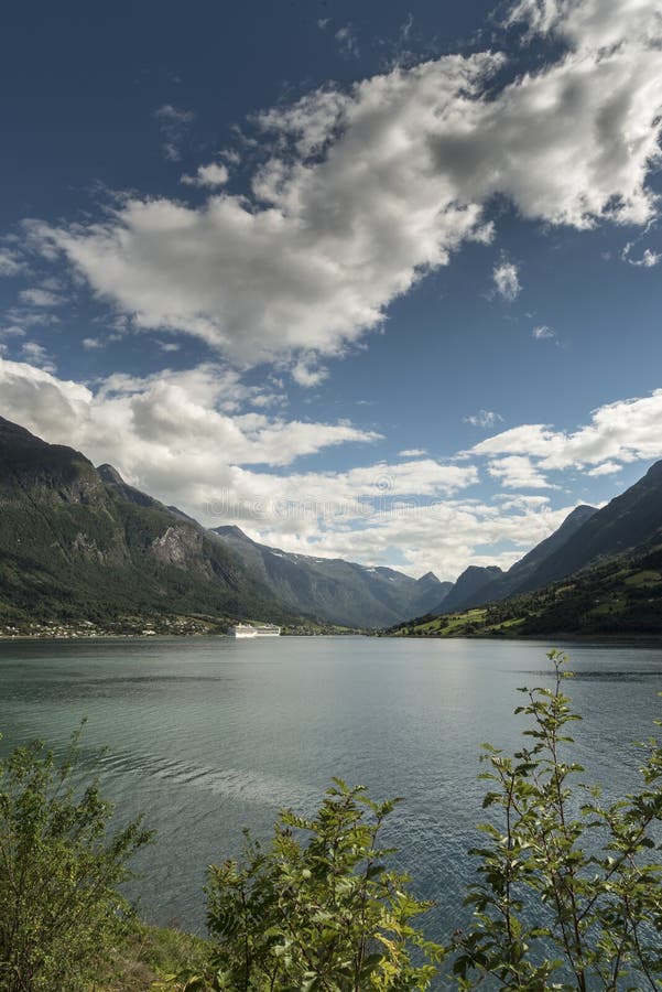 Innvikfjord Van De Het Noordenkust Naar Olden Stock Afbeelding - Image ...