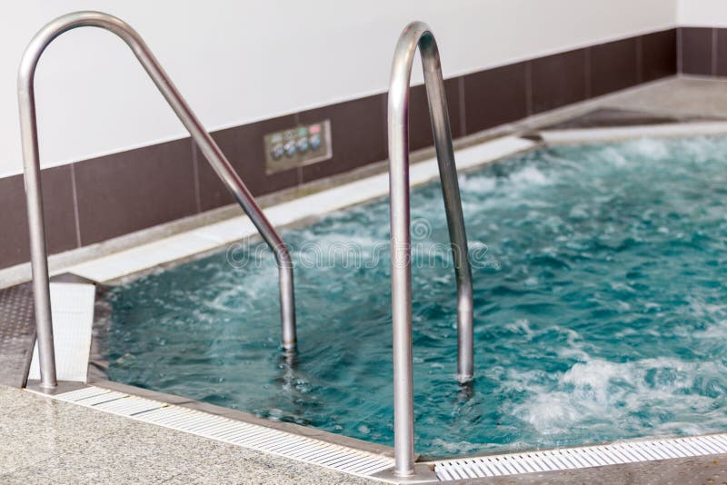 Bubbelpool arkivfoto. Bild av handrail, varmt, bubbelpool - 70417002