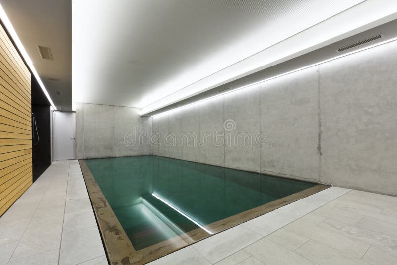 Hus inomhus simbassäng fotografering för bildbyråer. Bild av bygger ...