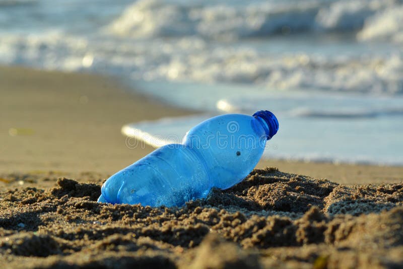 Inquinamento Da Bottiglie Di Plastica Su Una Spiaggia Di Sandy ...
