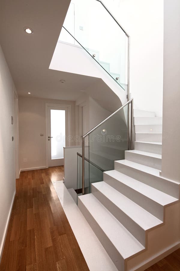 Husinteriör Med Moderna Trappor Arkivfoto - Bild av nytt, rymligt: 23916824