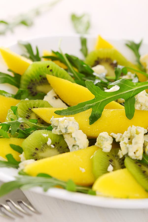 Insalata Con Mango, Kiwi E Formaggio Blu Immagine Stock - Immagine di ...