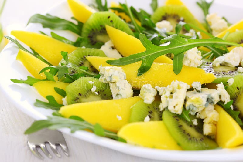 Insalata Con Mango, Kiwi E Formaggio Blu Fotografia Stock - Immagine di ...