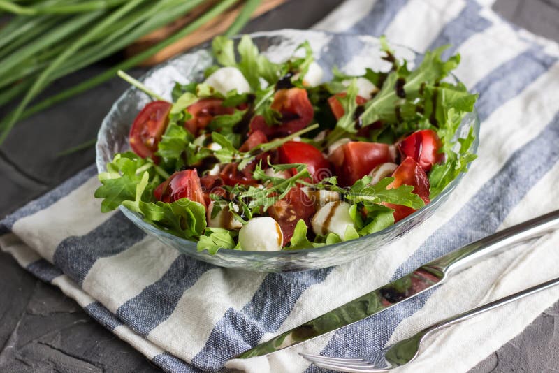 Insalata Di Caprese Con La Rucola Fotografia Stock - Immagine di ...