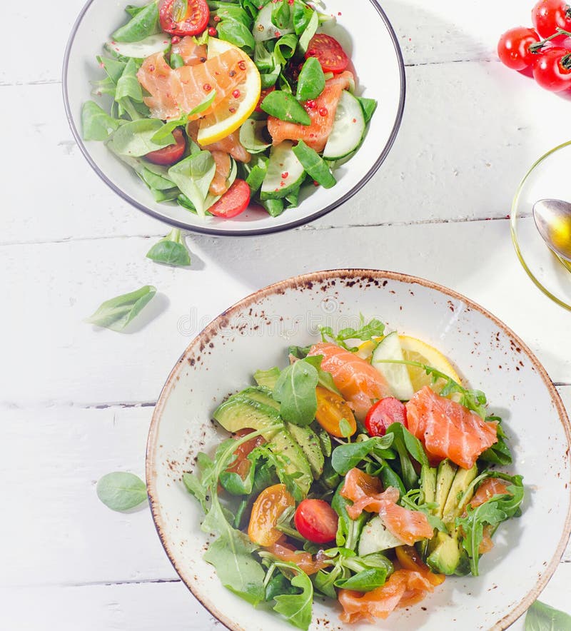 Insalata Di Color Salmone Fresca Con I Pomodori Ciliegia, L'olio D ... Insalata Di Color Salmone Fresca Con I Pomodori Ciliegia, L'olio D ...