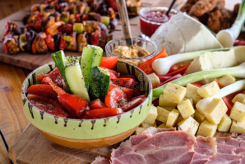 Piatto Rumeno Tradizionale Dell'alimento Con Vino E Vigne Nella B ...