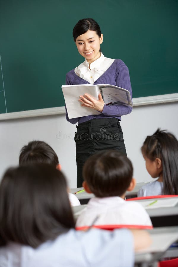 Insegnante Con Gli Allievi a Scuola Cinese Fotografia Stock - Immagine ... Insegnante Con Gli Allievi a Scuola Cinese Fotografia Stock - Immagine ...