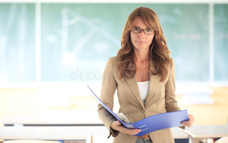 Insegnante Sorridente Nell'aula Immagine Stock - Immagine di ...