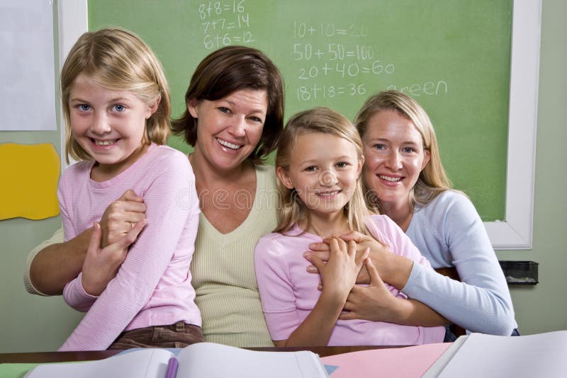 Insegnanti Ed Allievi in Aula Immagine Stock - Immagine di bambini ...