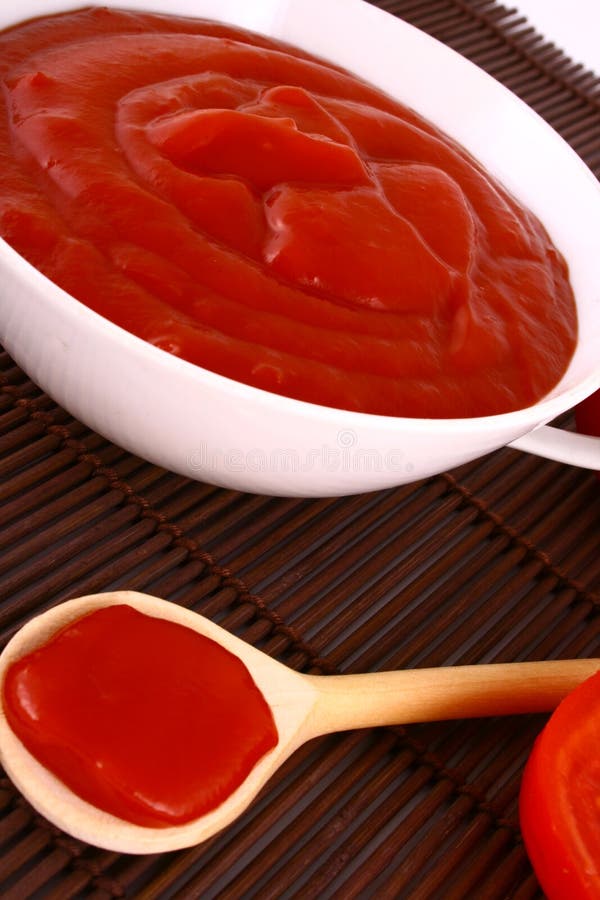 Inserimento Del Ketchup-pomodoro Immagine Stock - Immagine di isolato ...