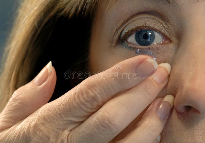 Insertion Du Verre De Contact Photo stock - Image du insertion ...