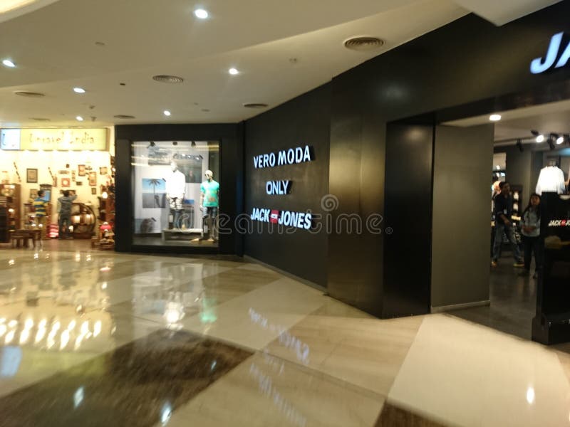 Inside dlf mall in Delhi editorial photo. Image of delhi - 52623926