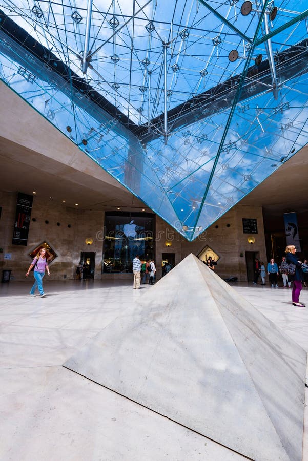 Inside of the Louvre Museum Editorial Stock Photo - Image of children ...