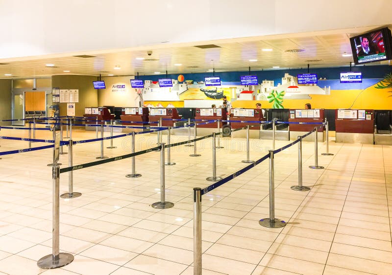 Airport check-in process editorial photography. Image of people - 22717612