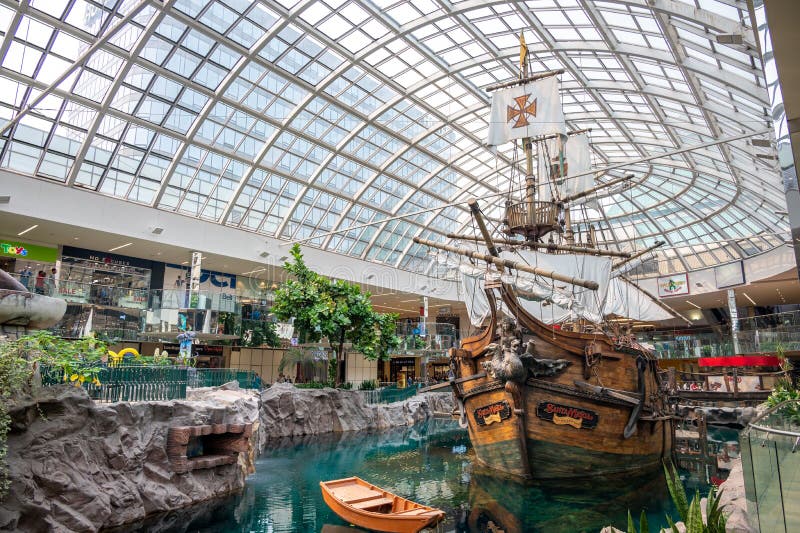Inside the West Edmonton Mall Editorial Photo - Image of statues ...
