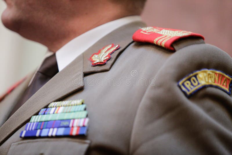 Insignes Militaires Sur Un Uniforme Militaire Photo stock - Image du ...