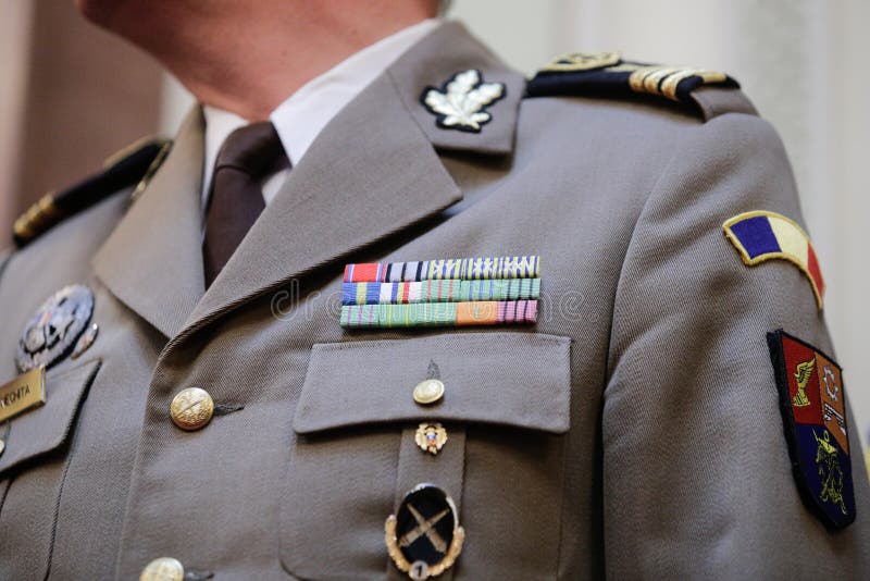 Insignes Militaires Sur Un Uniforme Militaire Photo stock - Image du ...