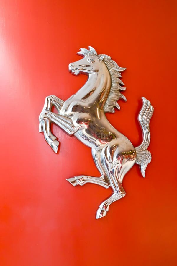 Insignia Del Caballo De Ferrari En Una Capucha Foto de archivo ...