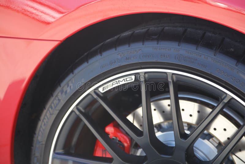Insignia Y Rueda De Mercedes AMG Fotografía editorial - Imagen de lujo ...