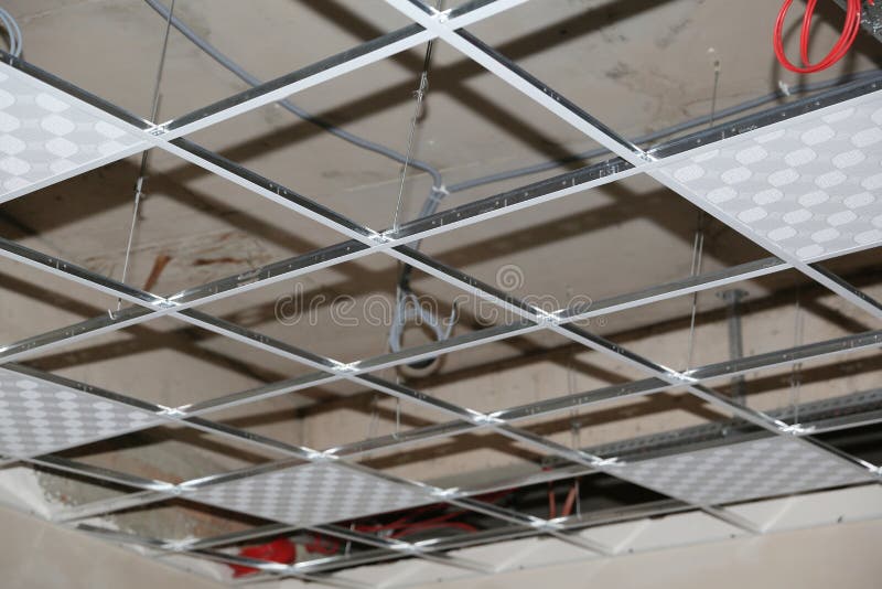 Instalación De Techos Suspendidos Imagen de archivo - Imagen de casero ...