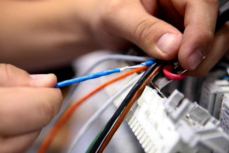 Instalación Un Cable De La Comunicación Imagen de archivo - Imagen de ...