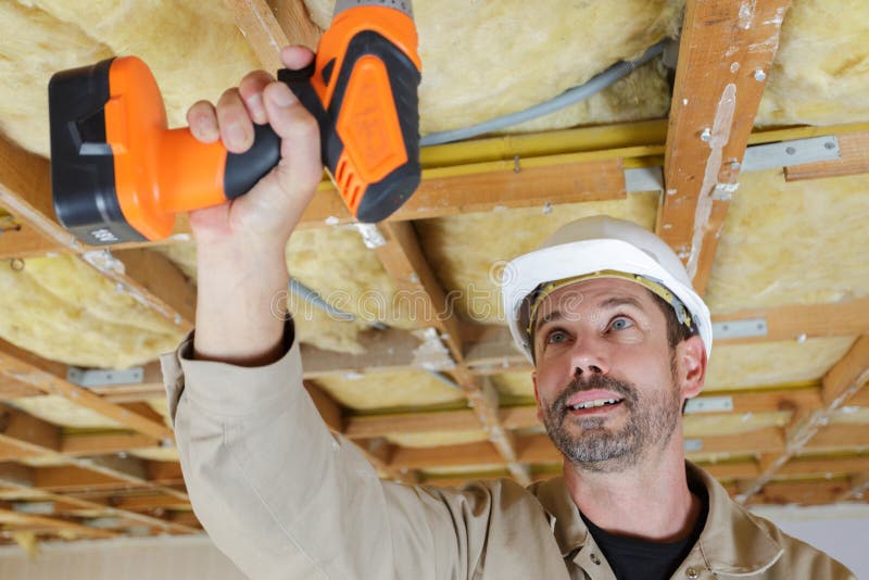 Instalando O Holofote Na Sala Foto de Stock - Imagem de teto, casa ...