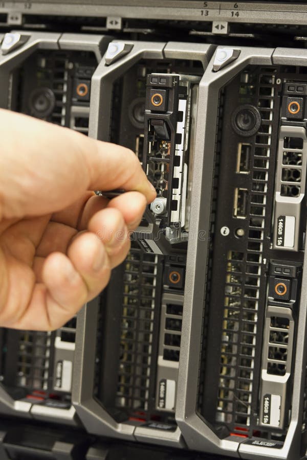 Installieren Sie Festplattenlaufwerk Des Servers Stockfoto - Bild von ...
