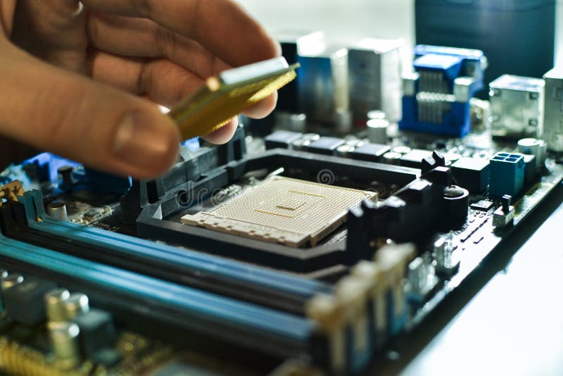 Installierung Der CPU in Das Motherboard Stockfoto - Bild von leistung ...