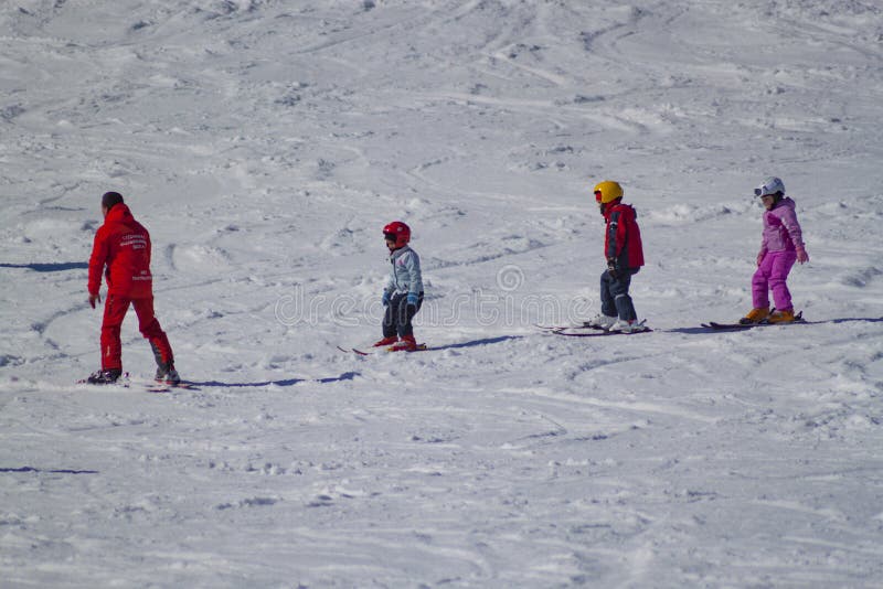 Instructeur D'école De Ski Avec Des Enfants Image stock éditorial ...