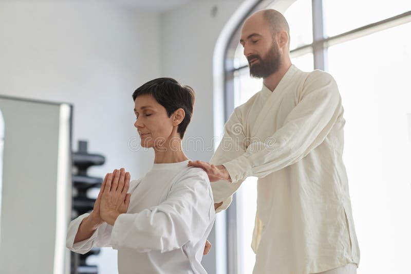 Instructeur De Qigong Pose Dajustement De Létudiante Principale Photo