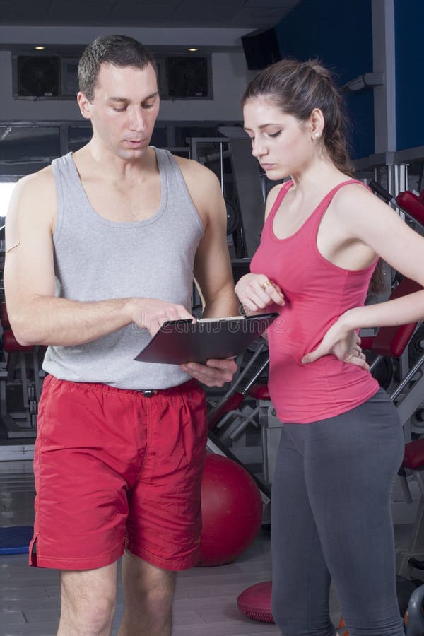 Instructor en gimnasio imagen de archivo. Imagen de hombres - 30779923