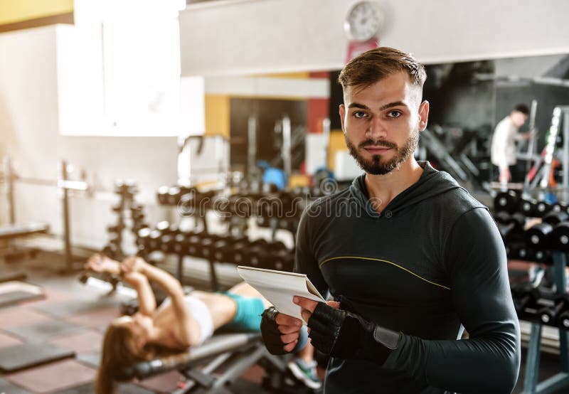Instructor Personal En Gimnasio Imagen de archivo - Imagen de hermoso ...