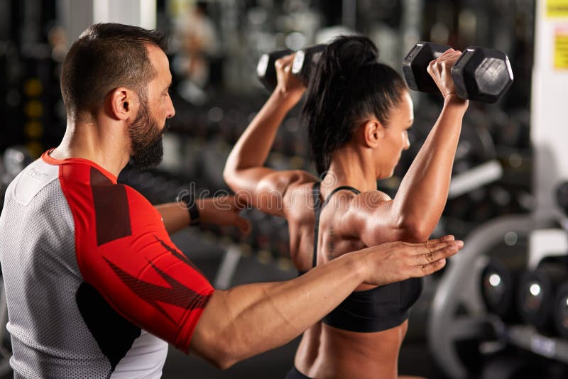 Instructor Personal En El Trabajo En El Gimnasio Imagen de archivo ...