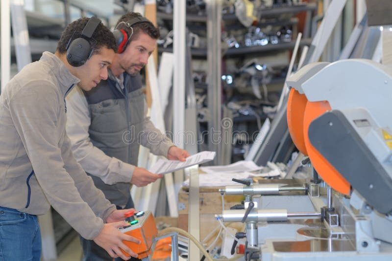 Instructor Y Aprendiz Industriales Foto de archivo - Imagen de metal ...