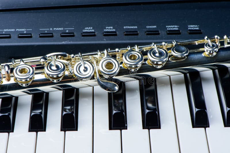 Instrumento Da Flauta No Teclado De Piano Imagem de Stock - Imagem de ...