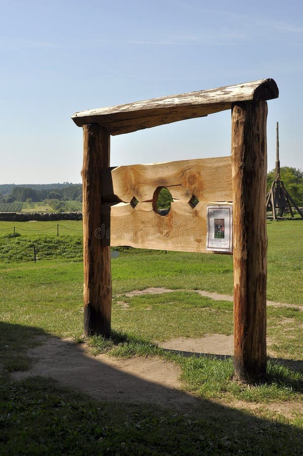 Dispositivo Medieval De Madera De La Tortura, Picota Antigua En ...