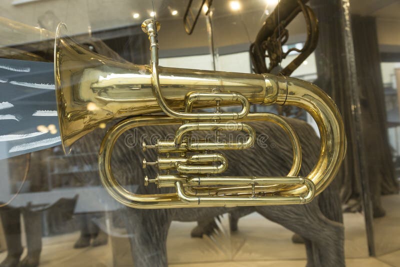 Instrumento Musical Del Tubo Foto de archivo - Imagen de claxon ...