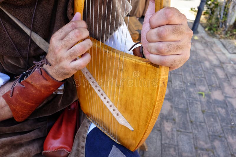 Instrumento Musical Medieval Imagen de archivo - Imagen de rojo ...