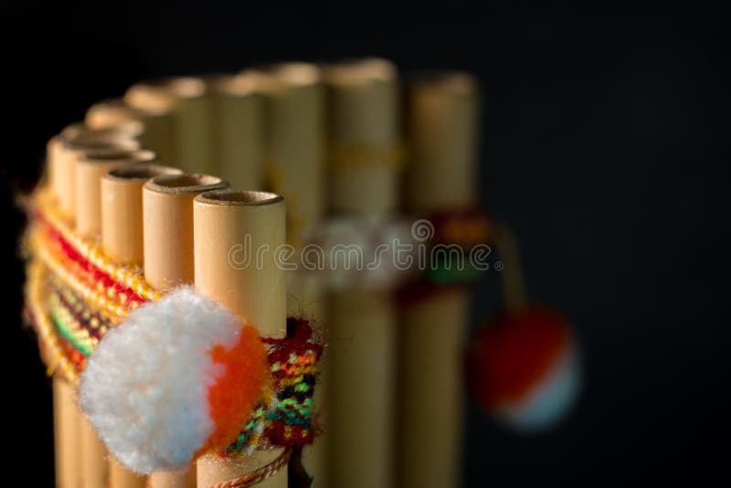 Instrumento Musical Peruano Hecho De Bambú Foto de archivo - Imagen de ...