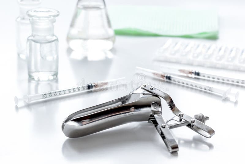 Instrumentos Do Ginecologista No Fundo Branco Imagem de Stock - Imagem ...