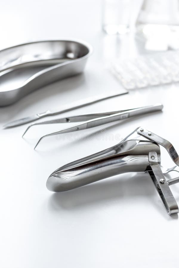 Instrumentos Do Ginecologista No Fundo Branco Imagem de Stock - Imagem ...
