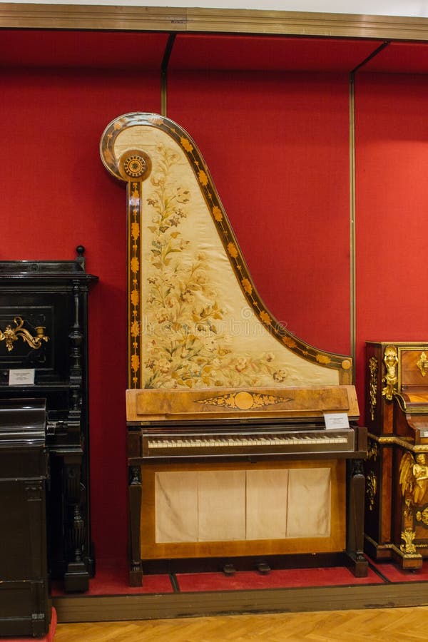 Instrumentos Musicales Antiguos Imagen editorial - Imagen de plata ...