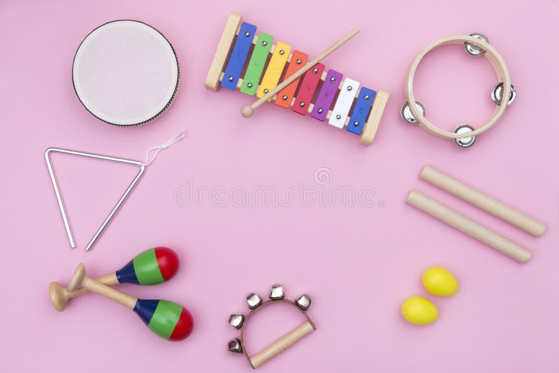 Instrumentos Musicales De Fondo Rosa Imagen de archivo - Imagen de ...