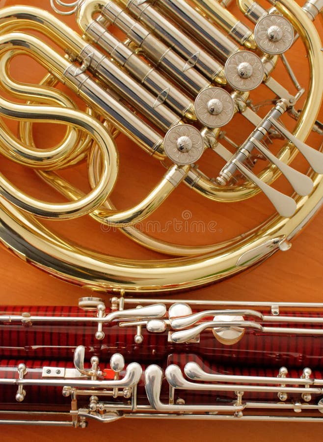 Instruments De Musique De Basson Et De Cor D'harmonie Image stock ...