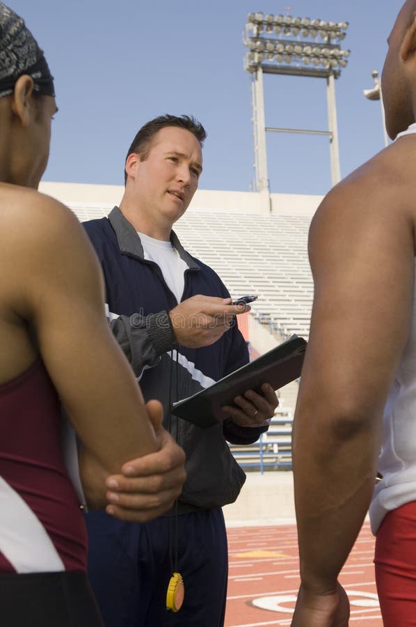 Instrutor Instructing Male Athletes Imagem de Stock - Imagem de campo ...