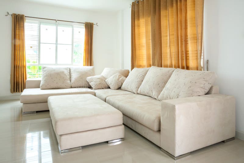Grand divan de salon photo stock. Image du propriété - 30894818
