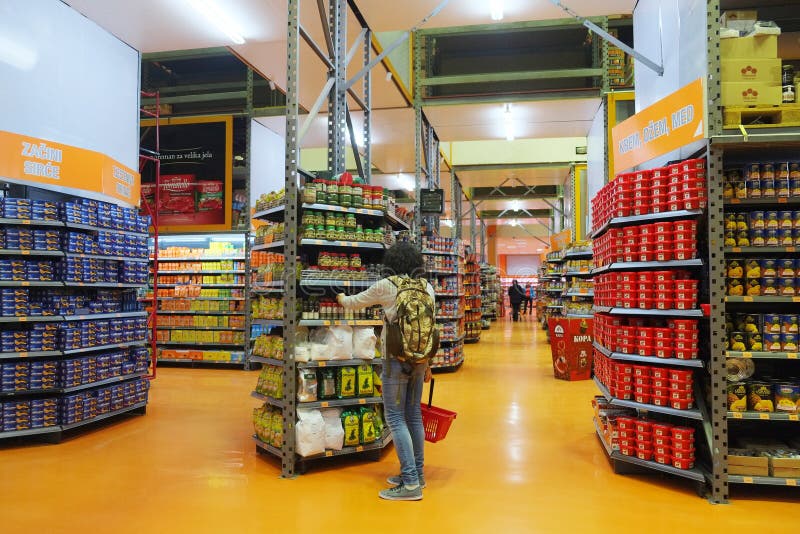 Intérieur Du Supermarché Perekrestok Photo éditorial - Image du grand ...