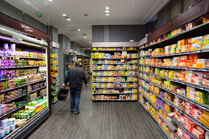 Intérieur de supermarché image éditorial. Image du marchandises - 65544410